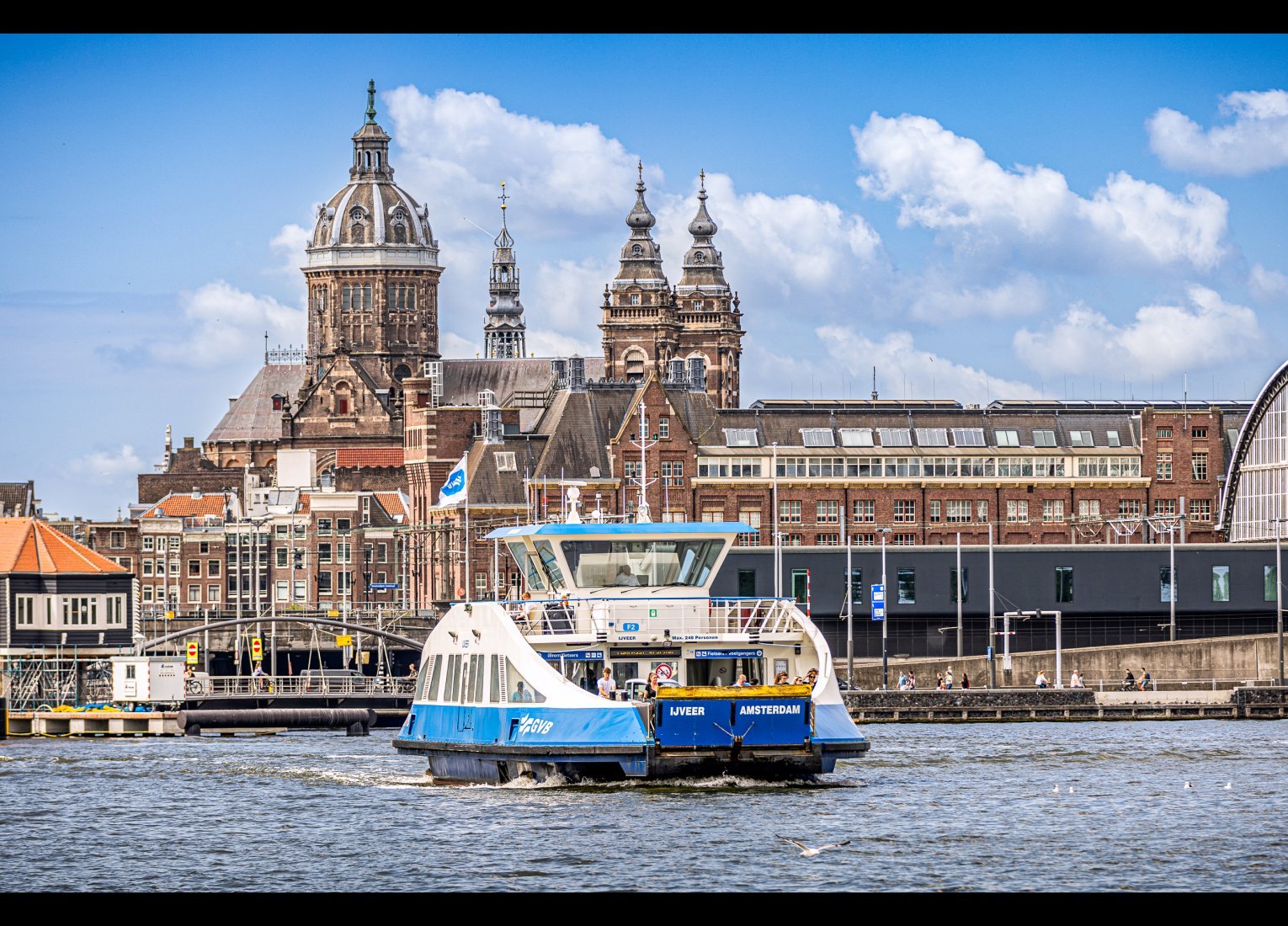 Clean, efficient PACCAR engines for Amsterdam's public transport ferry